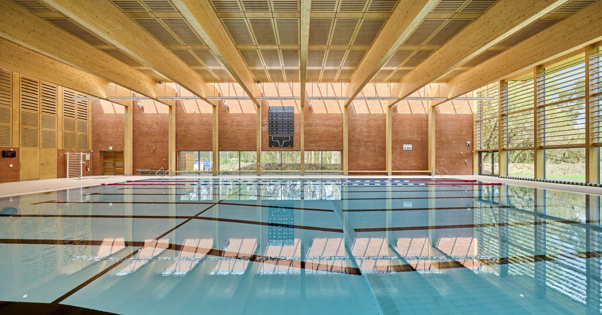 Eton College Sports Center- Ingenieurholzbau im Pool | WIEHAG